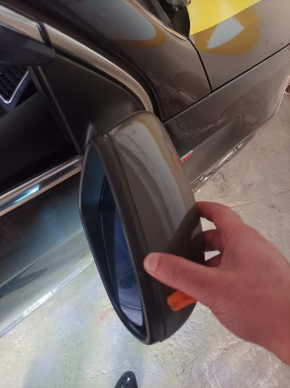 Замена моторчика правого зеркало — Volkswagen Passat B6, 1,8 л, 2008 ...