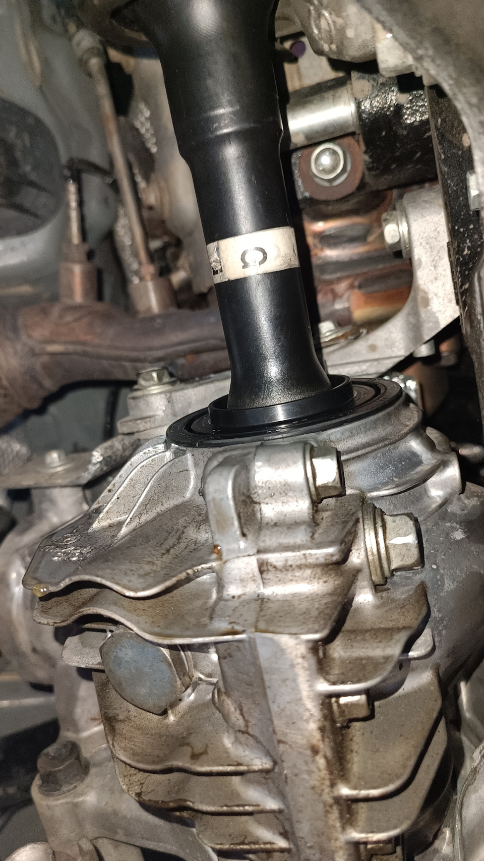 Течь сальника правого приводного вала. — Mazda CX-3, 1,5 л, 2015 года ...