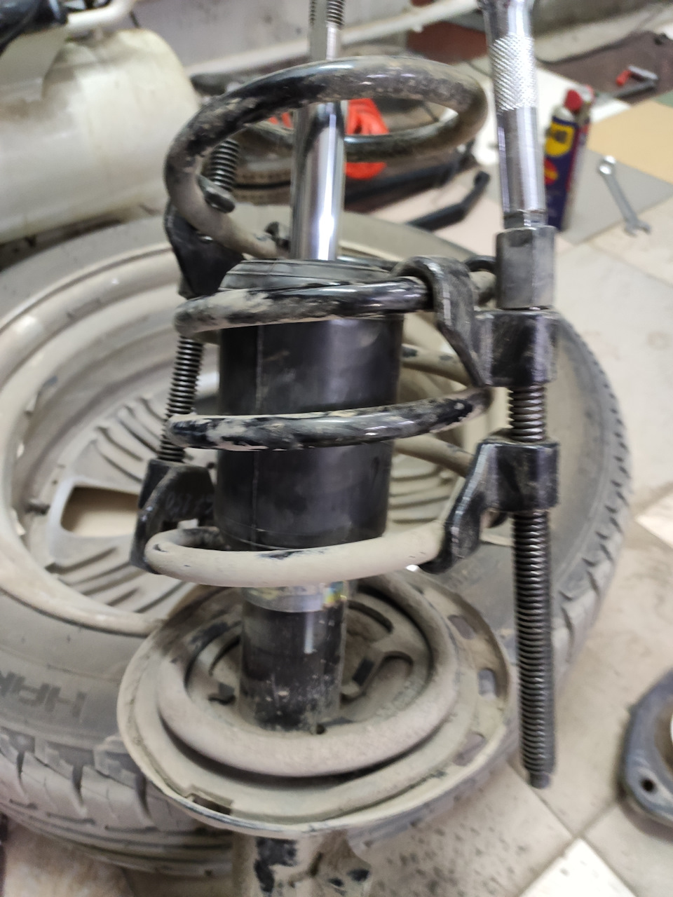 50. Пневмобаллоны (не рекомендуется) в стойки — Toyota Noah (1G), 2 л ...