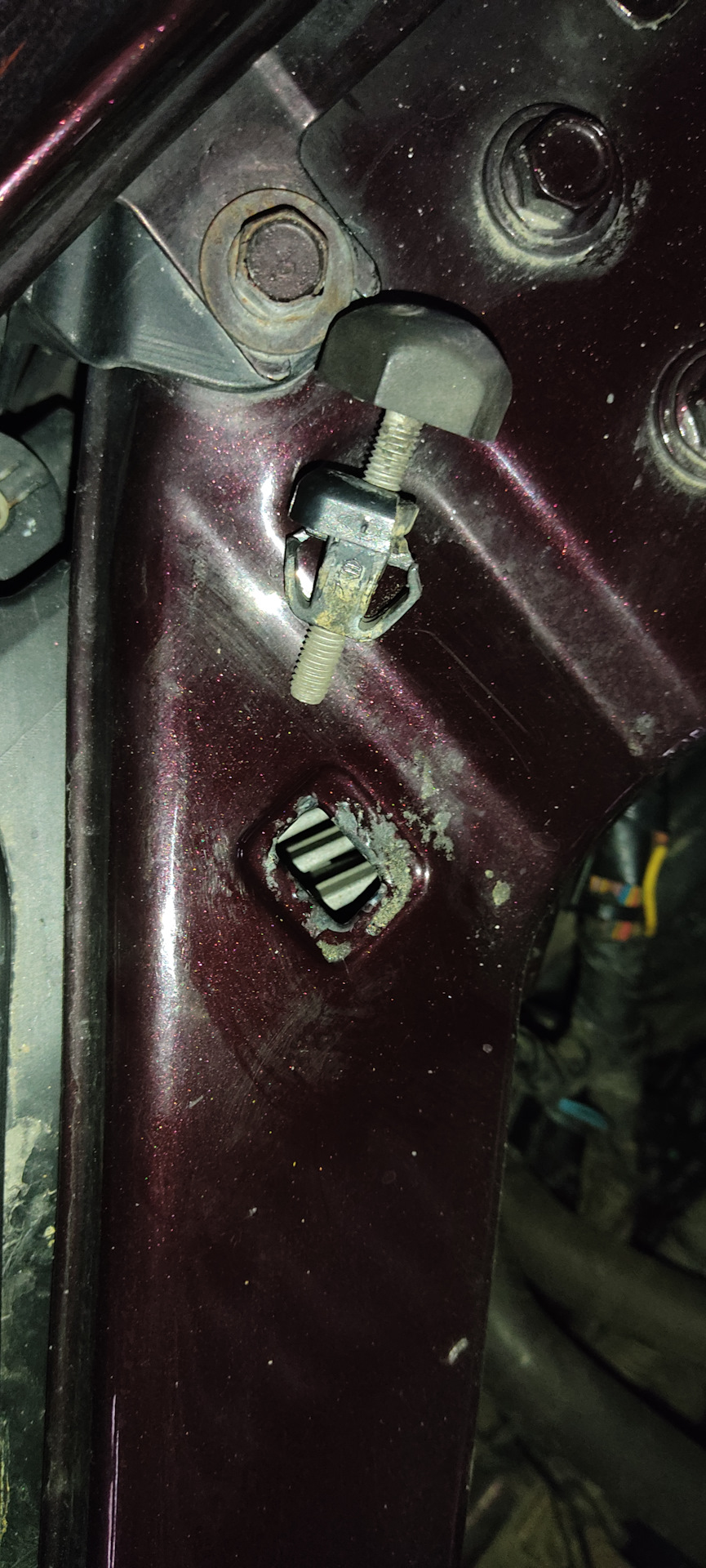 Замена втулок, ограничителей капота, на Ягуаре XJ 351, XF, XK, а также ...