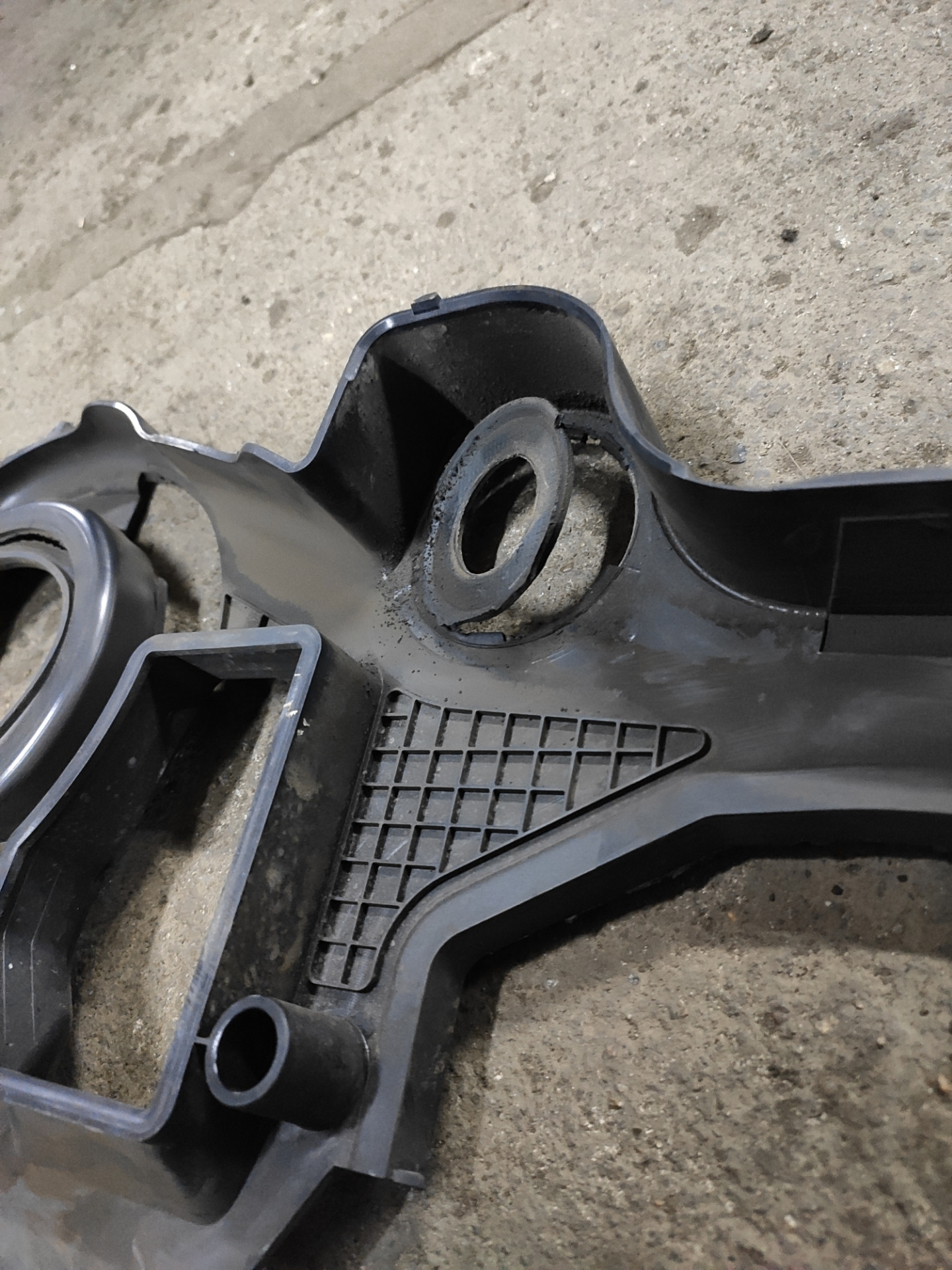 Пластиковый корпус (защита) ремнмя ГРМ. — Volvo XC60 (1G), 2,4 л, 2013 ...