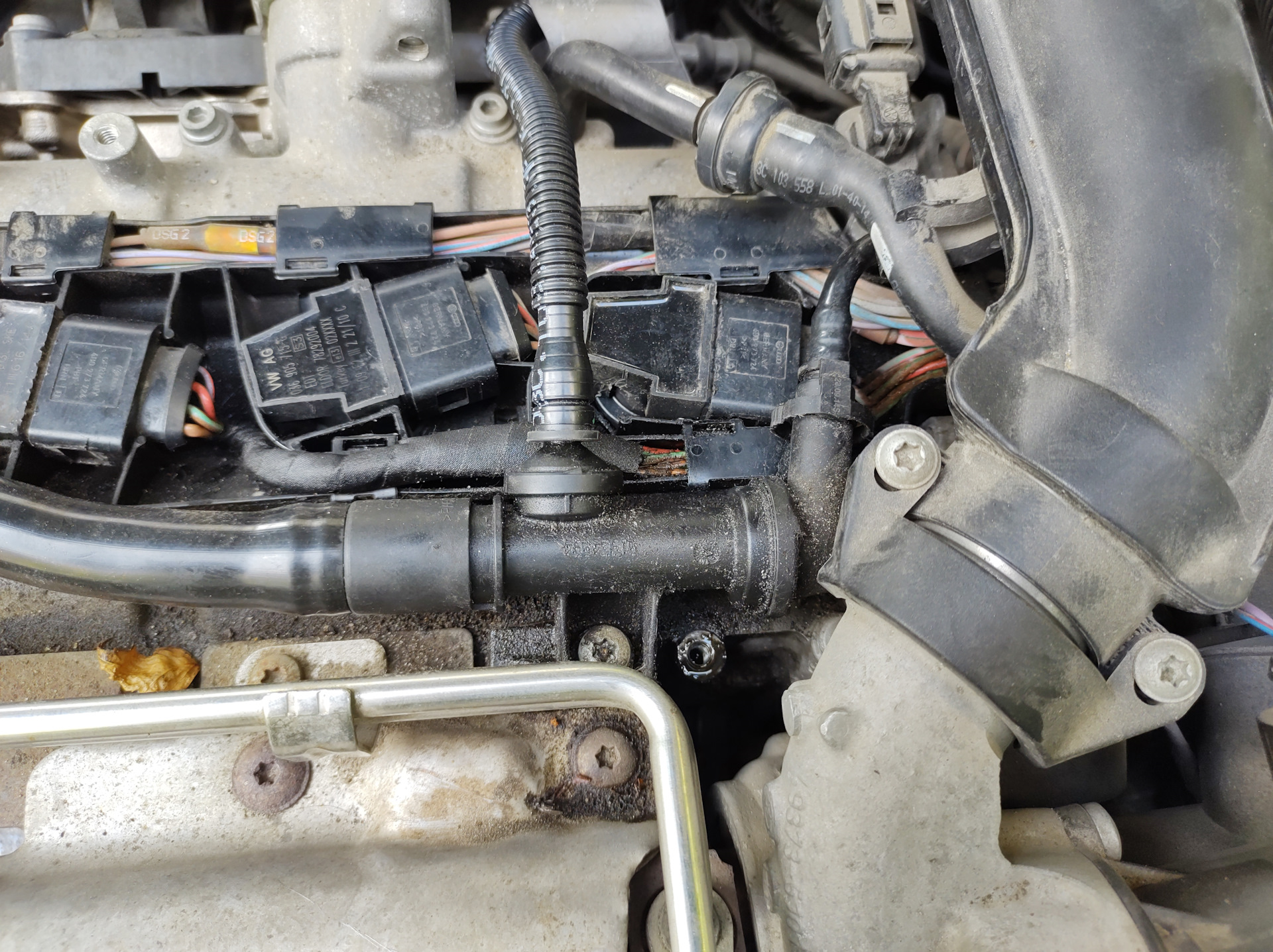 Замена шланга для удаления воздуха 03C103493AP — Skoda Rapid (1G), 1,4 ...