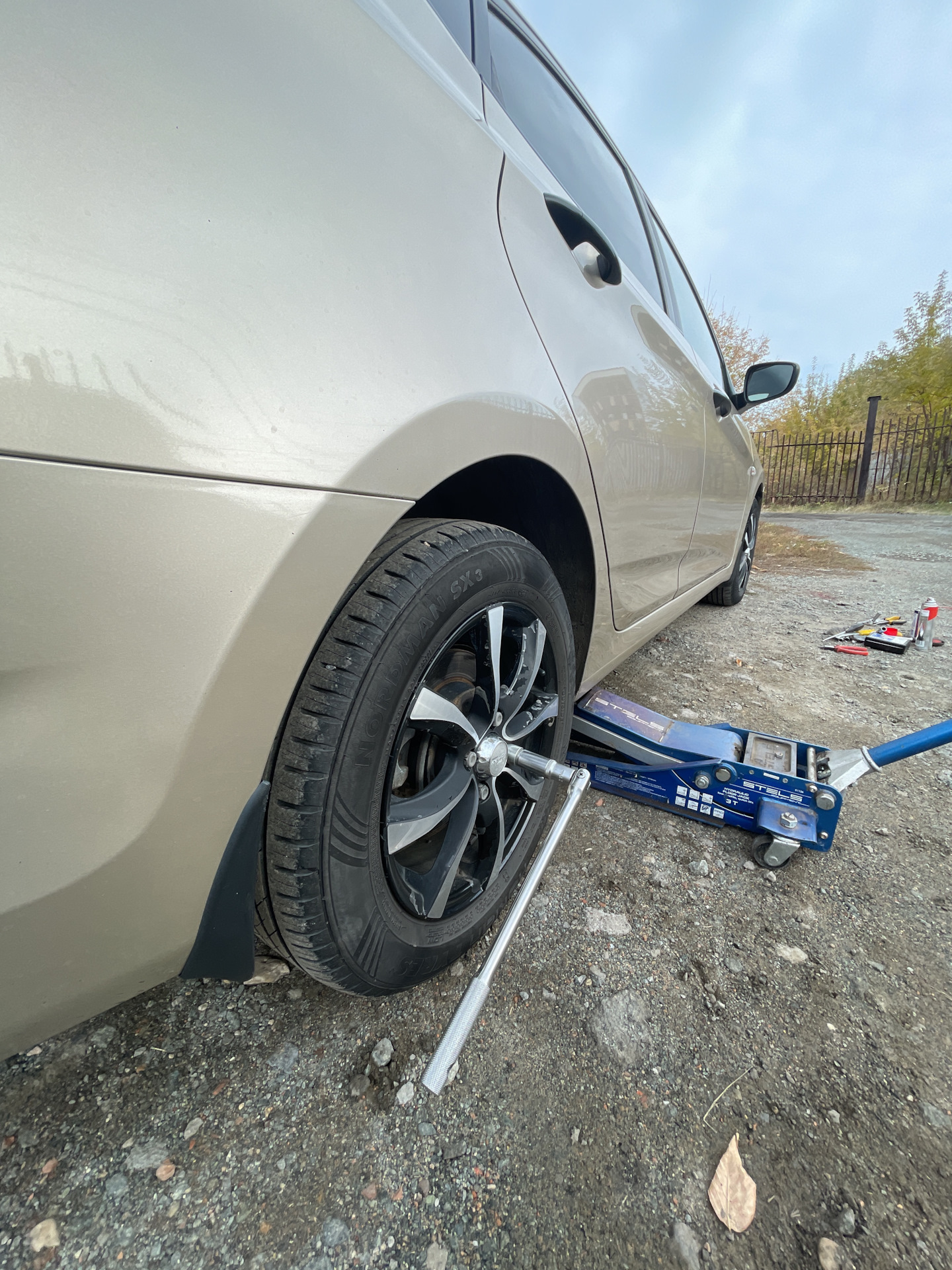 Замена задних колодок Солярис 2013 — Hyundai Solaris (1G), 1,4 л, 2013 ...