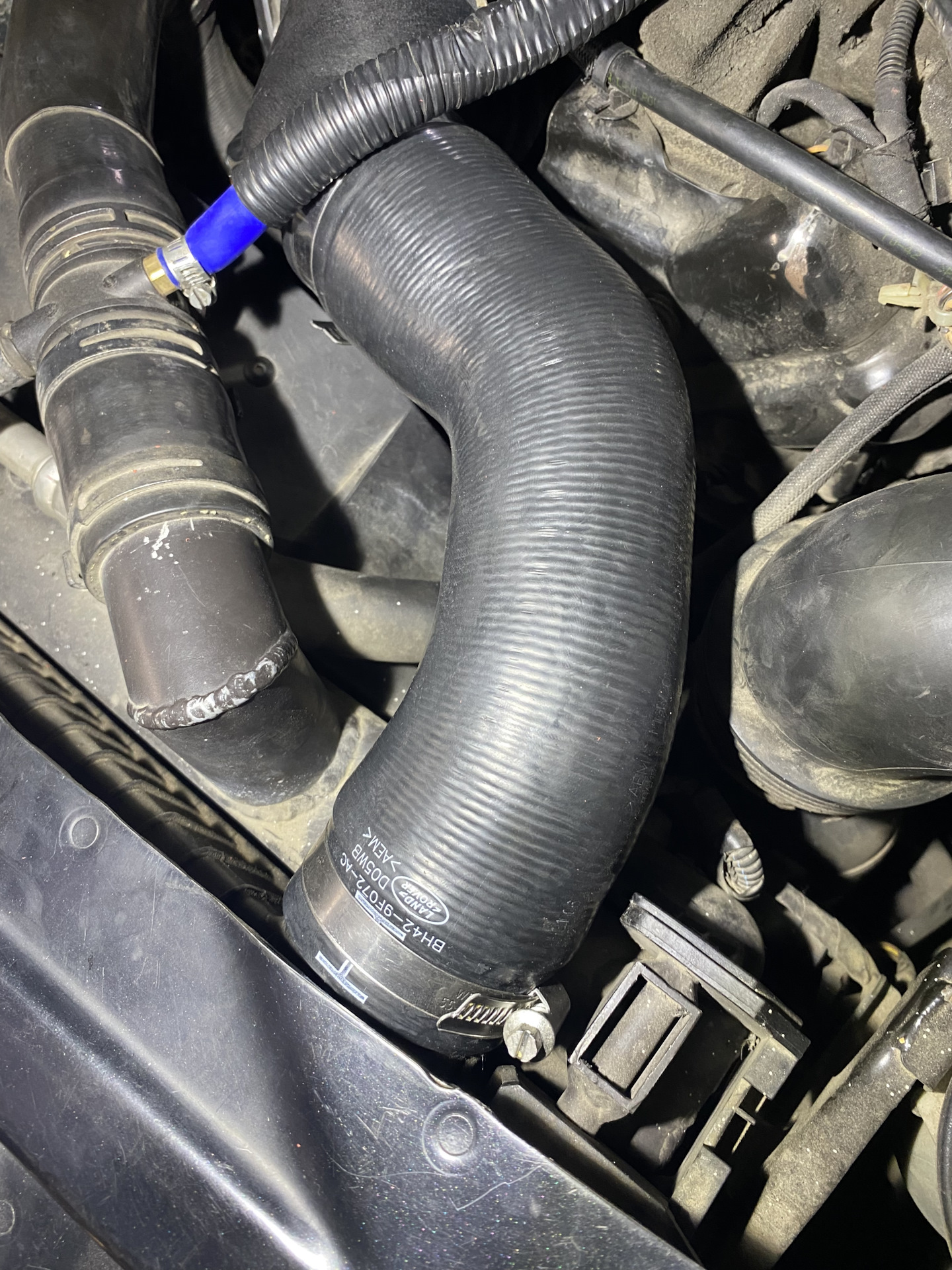 Замена патрубка Интеркулера LR022663 — Land Rover Range Rover (3G), 4,4 ...