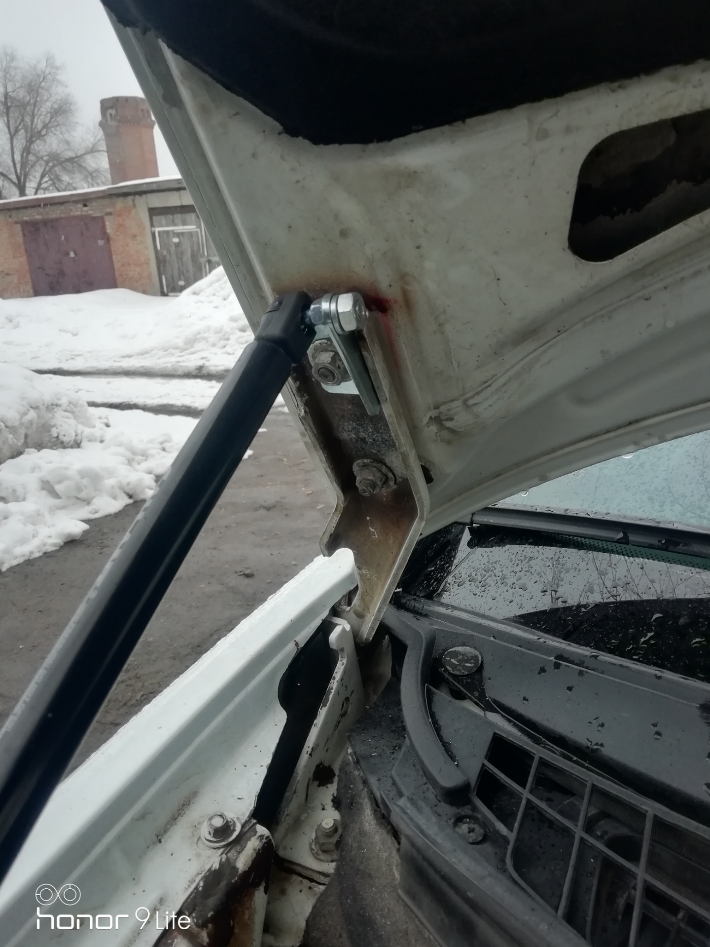 Газовые упоры капота — Lada Приора хэтчбек, 1,6 л, 2009 года ...