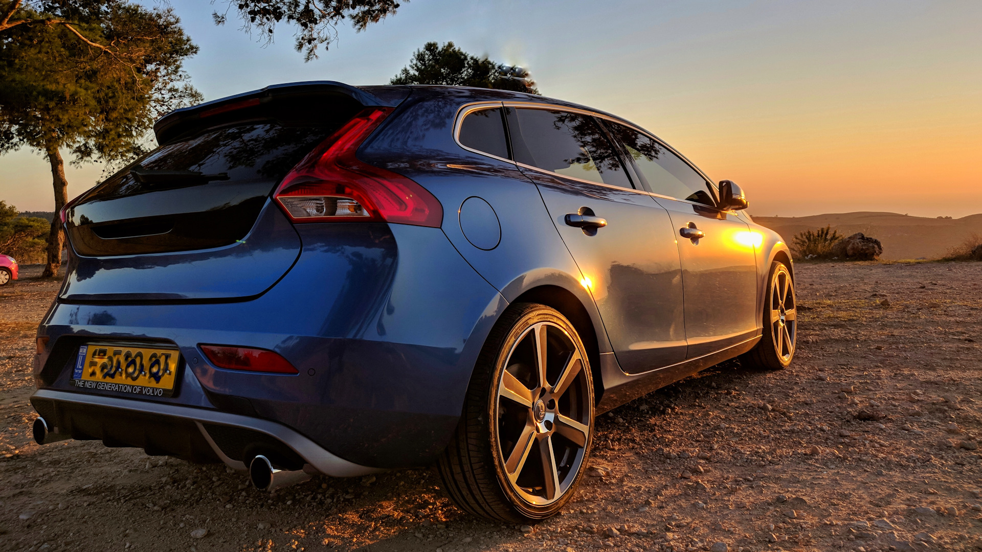 Volvo V40 (2G) 2.0 бензиновый 2017 | R-Design Swedishmetal на DRIVE2
