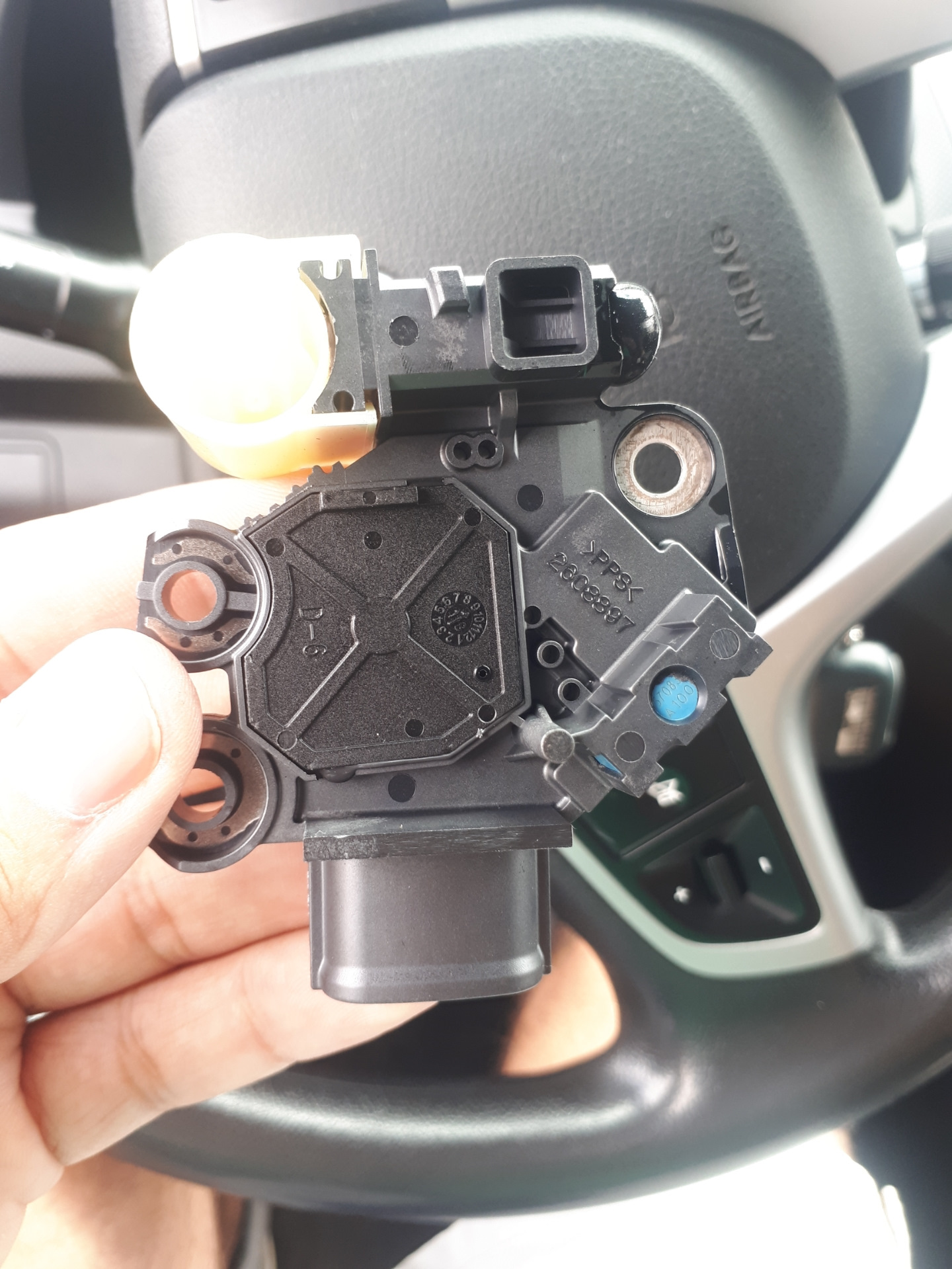 Замена регулятора напряжения. — Hyundai Solaris (1G), 1,6 л, 2013 года ...