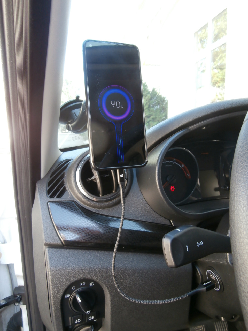 Зарядка для смартфона в кожух рулевой колонки — Lada Гранта Cross, 1,6 ...