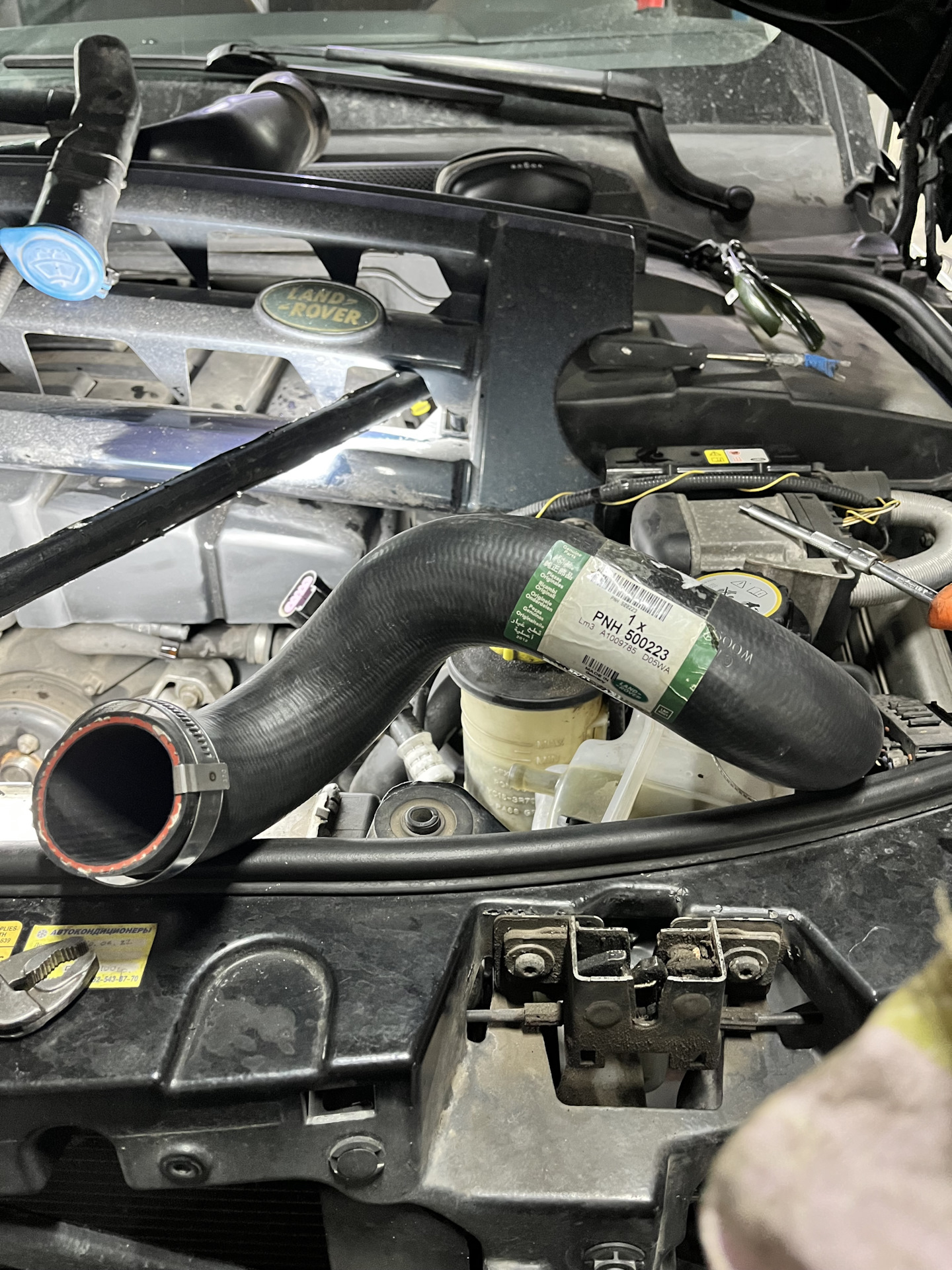 Заменил хомуты на шлангах акпп и жижу гур — Land Rover Discovery III, 2 ...