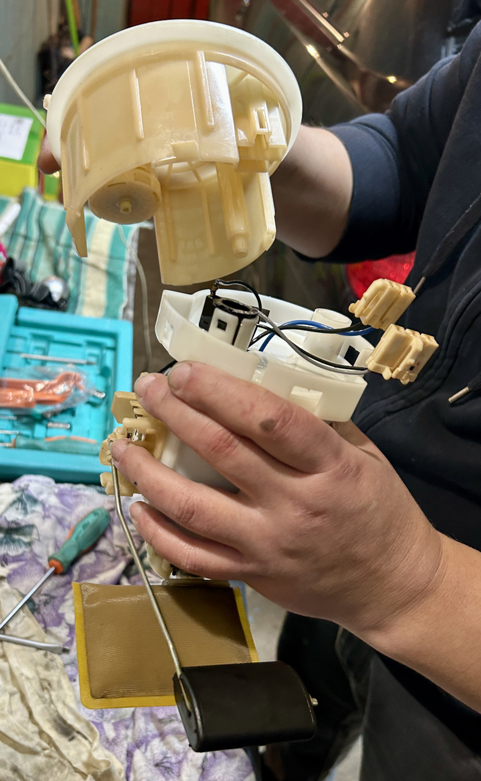 Замена топливного фильтра — KIA Rio (2G), 1,4 л, 2010 года | плановое ...