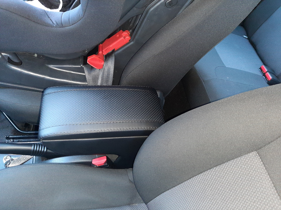 Подлокотник из экокожи от Автоблюза — Renault Sandero 2G, 1,6 л, 2018 ...