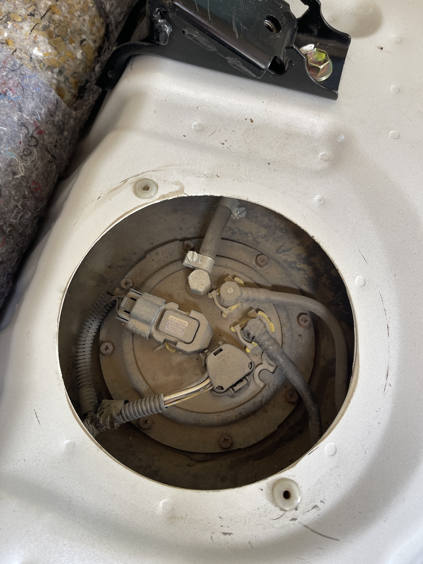 Замена датчика уровня топлива — Lexus LX (UZJ100), 4,7 л, 2004 года ...