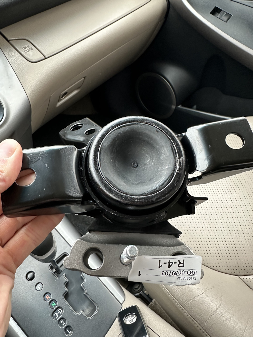 1230528240 Опора двигателя правая TOYOTA LEXUS | Запчасти на DRIVE2