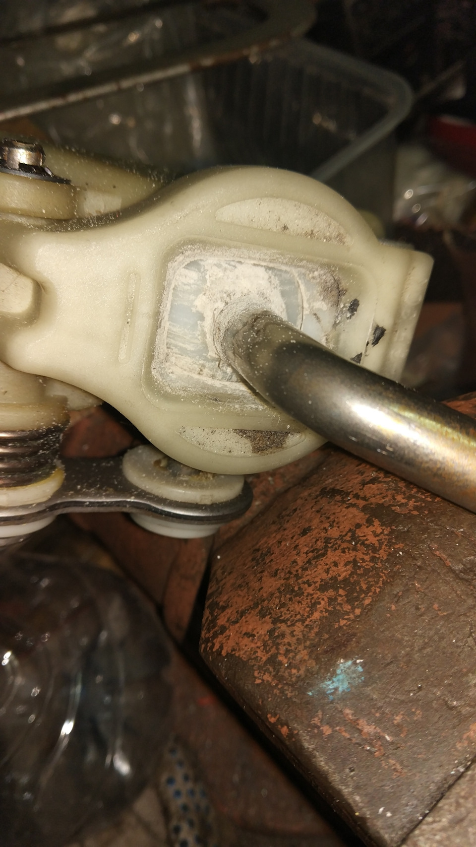 #10. Смазка кулисы КПП — Hyundai Accent (2G), 1,5 л, 2003 года | своими ...