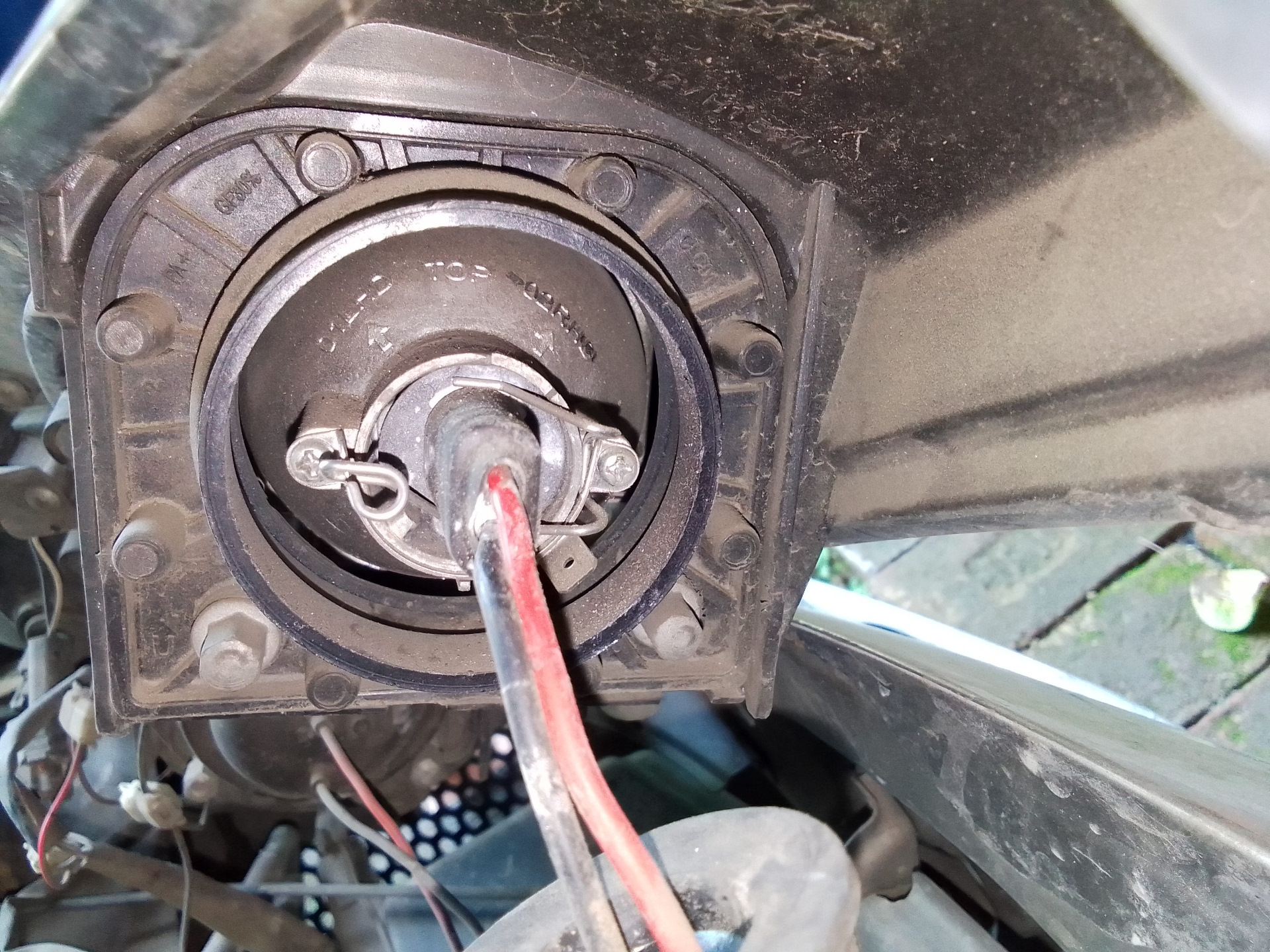 Замена ламп ближнего — Toyota Celica (230), 1,8 л, 2003 года | своими ...