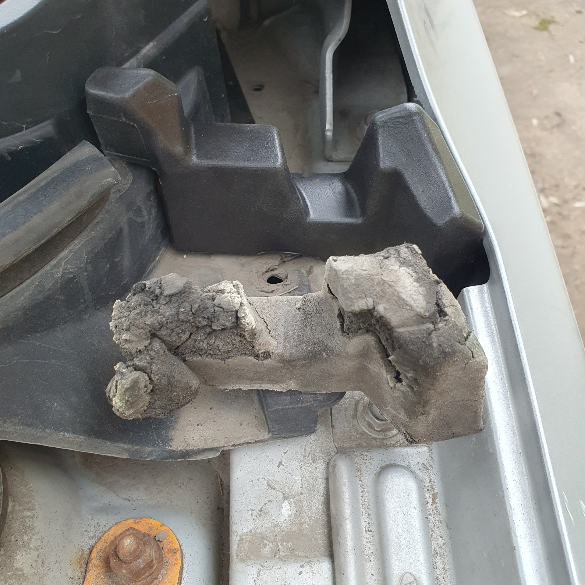 Законцовка уплотнителя капота. Замена. — KIA Rio 5-door (3G), 1,6 л ...