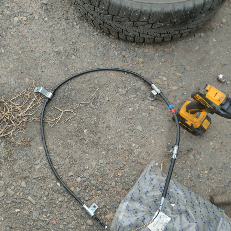 Замена тросов ручника и задних колодок — Hyundai Grand Starex, 2,4 л ...