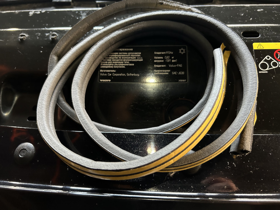 Шумоизоляция капота с резинкой от дизеля — Volvo S80 (2G), 2,5 л, 2011 ...
