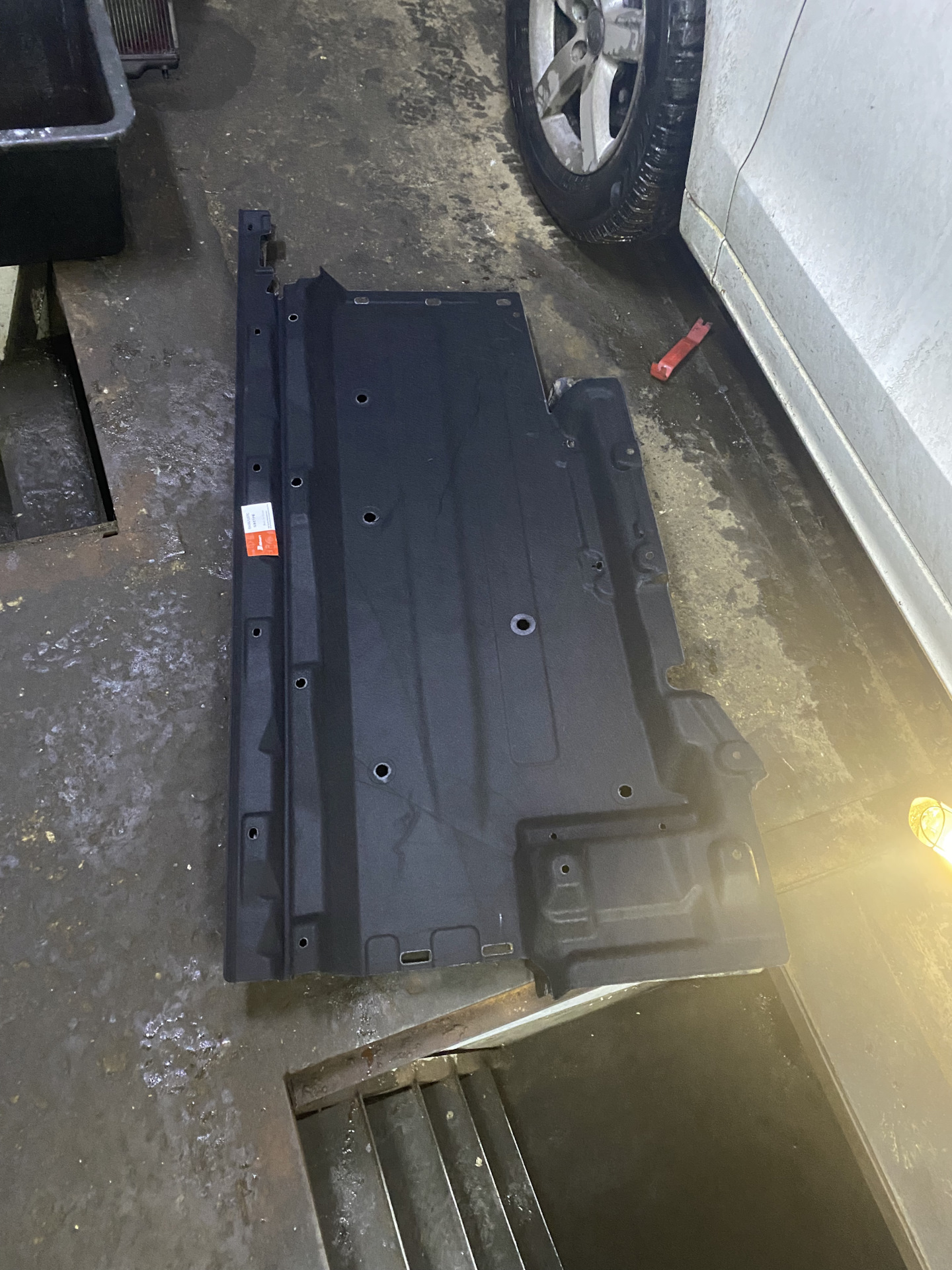 Замена защиты днища ч.1 «левая» — Audi Q5 (1G), 2 л, 2010 года | другое ...