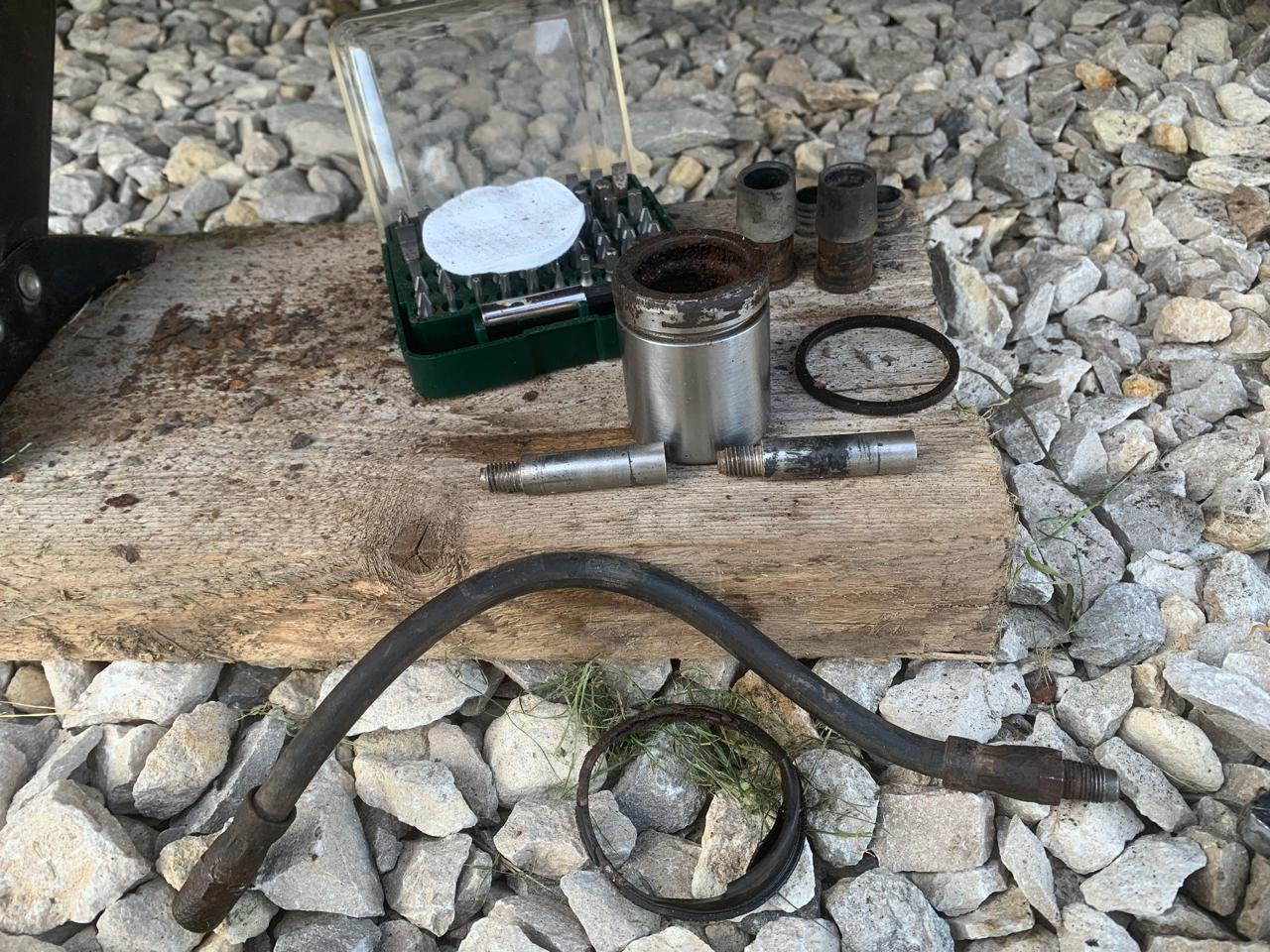 Заглушка тормозной магистрали и замена тормозных трубок — Volvo XC90 ...