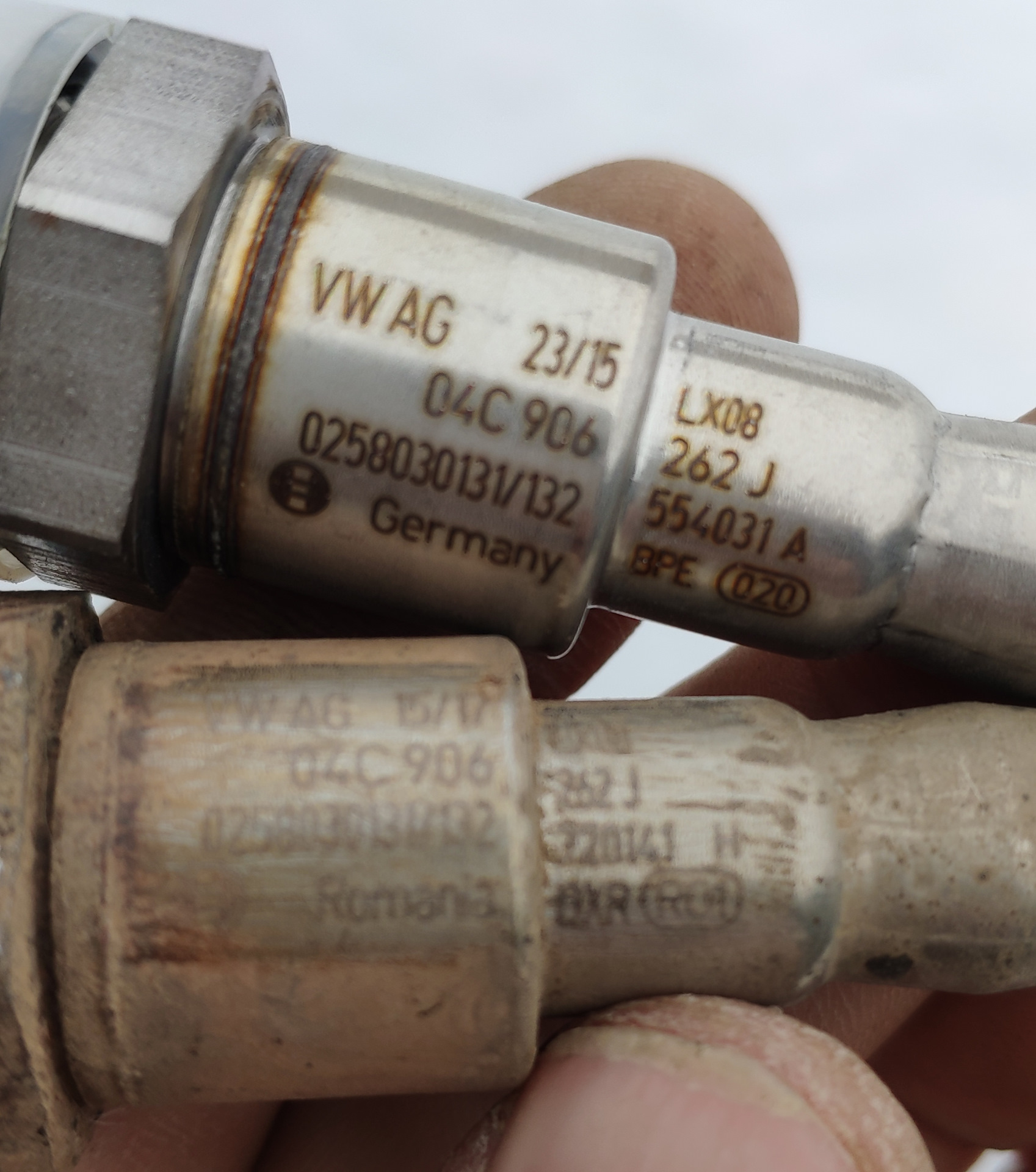 Замена 04C906262J или устанавливаем новый первый кислородный датчик ...