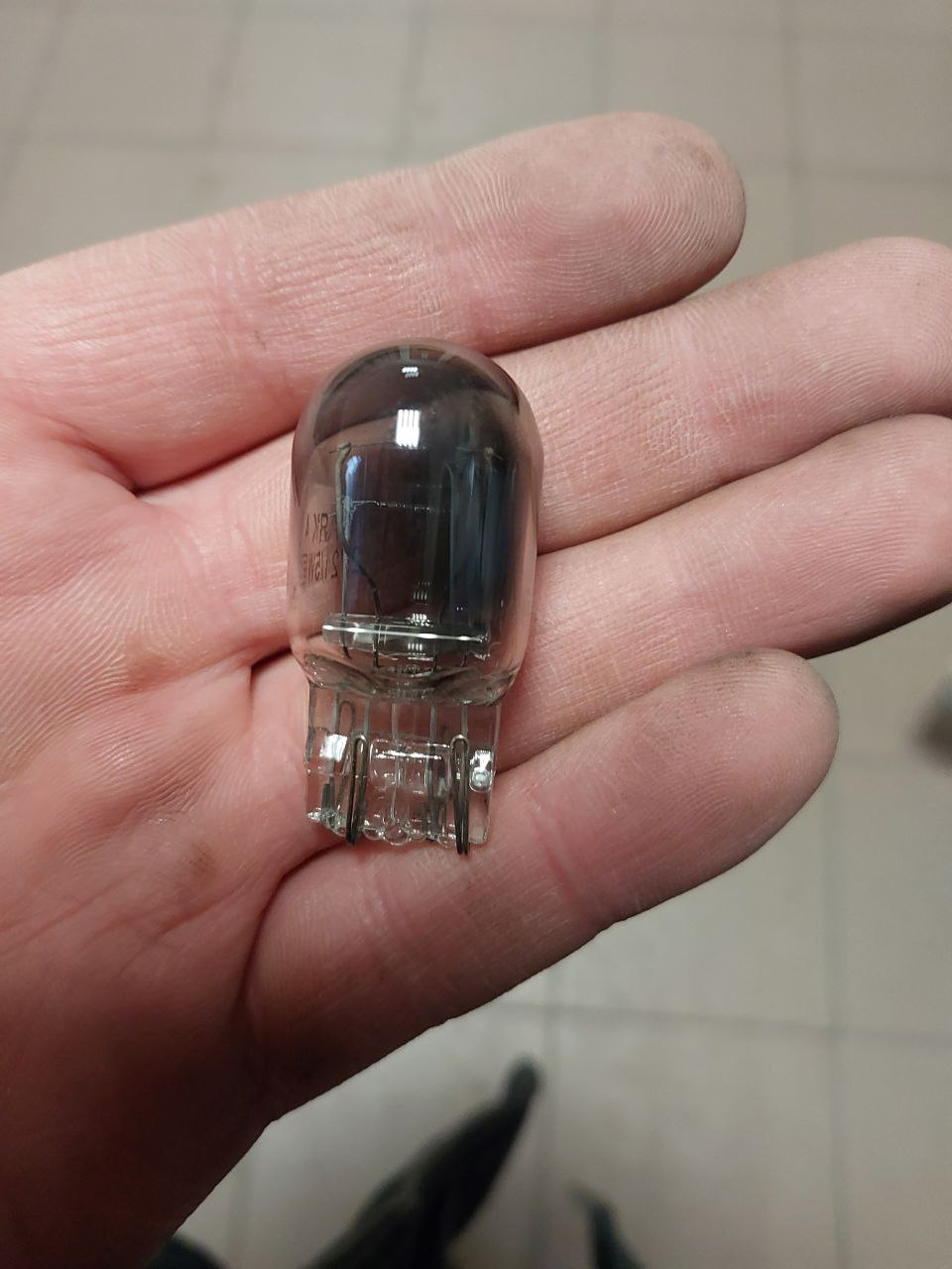 Замена задней лампы габарита-стоп-сигнала — Mazda Familia (BJ), 1,5 л ...