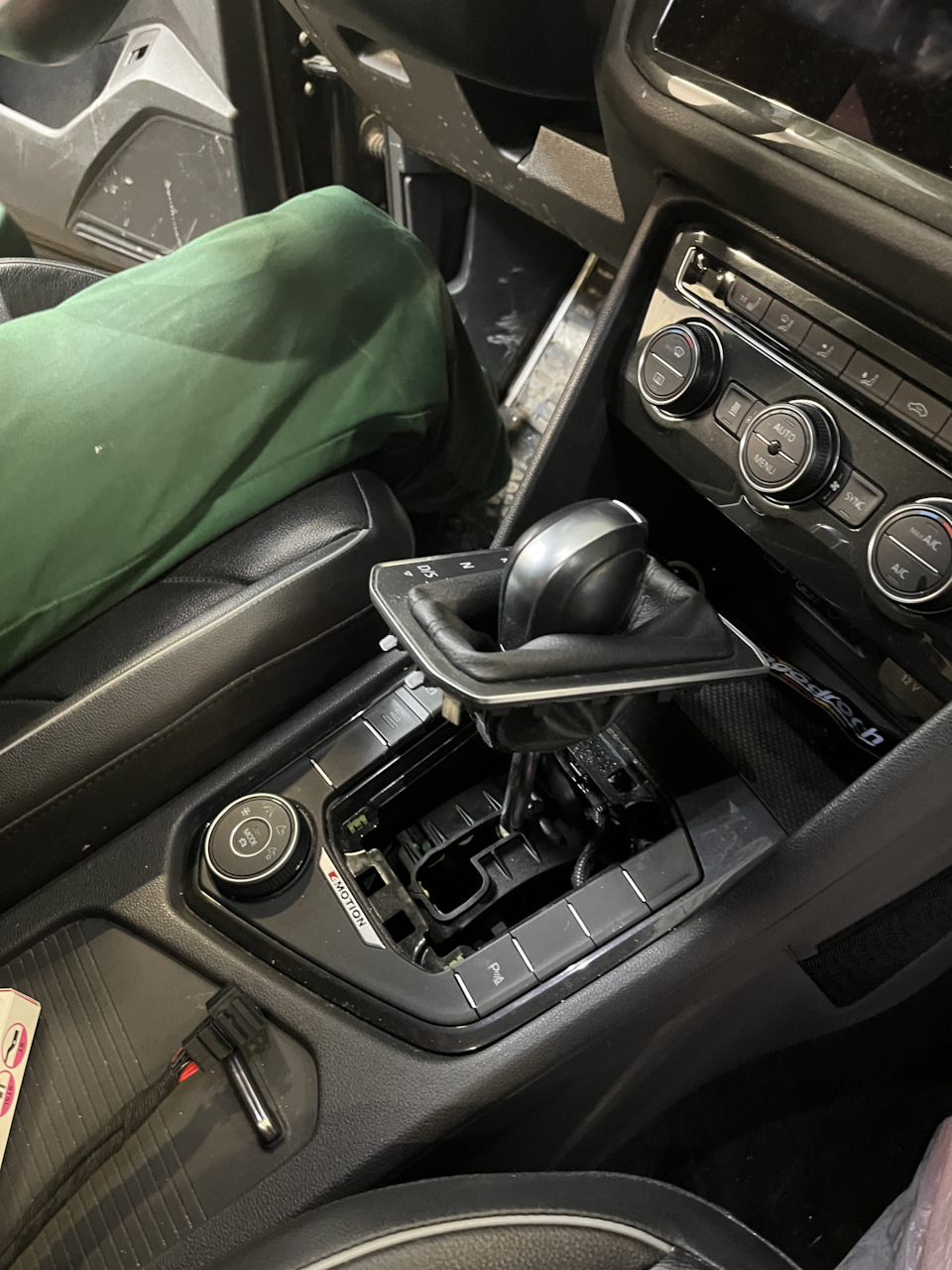 27. Установка новой ручки КПП. — Volkswagen Tiguan (2G), 2 л, 2019 года | тюнинг | DRIVE2