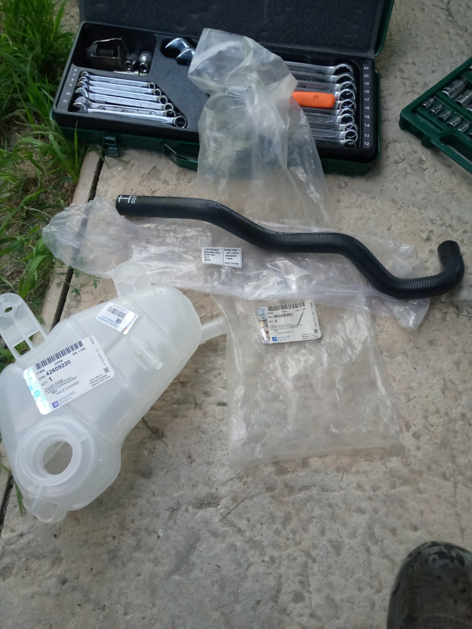 138. Замена бачка расширителя. — Chevrolet Aveo Sedan (2G), 1,6 л, 2012 ...