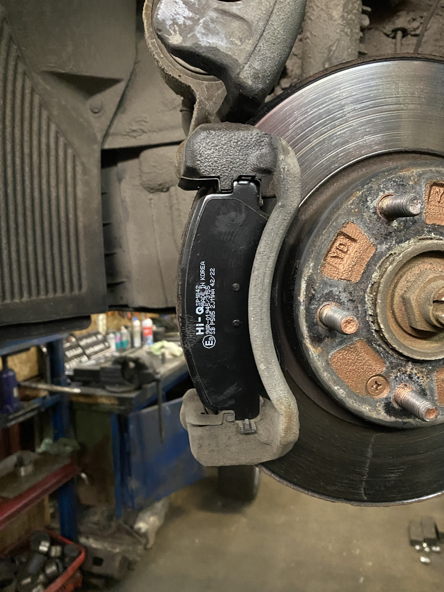 Замена передних тормозных колодок — KIA Cerato (3G), 2 л, 2018 года ...