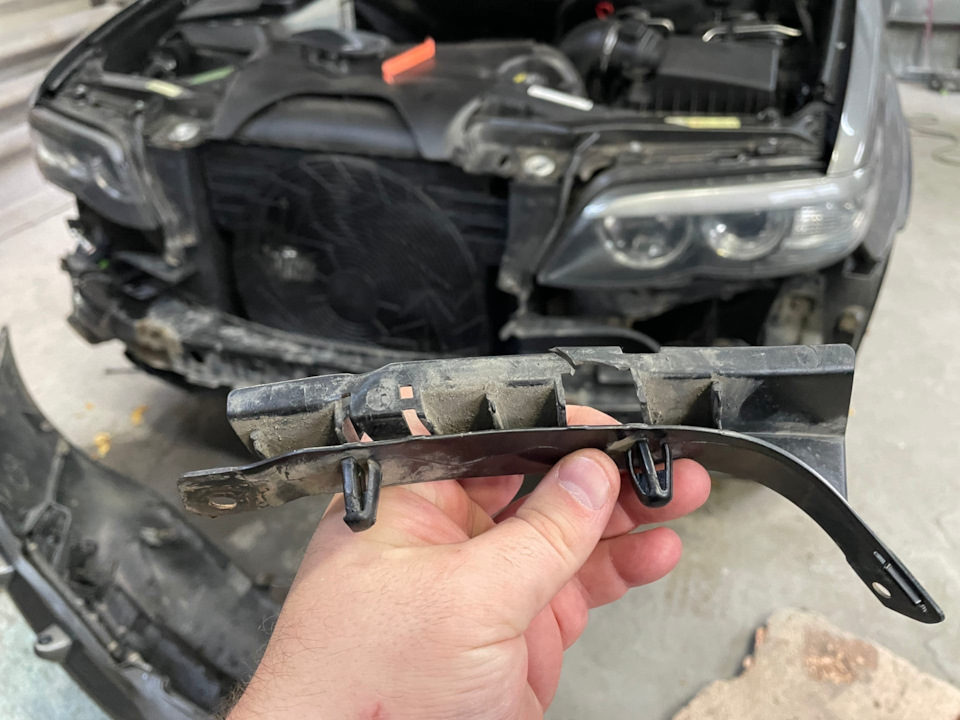 Замена кронштейна бампера и покраска крыла — BMW X5 (E53), 3 л, 2005 ...