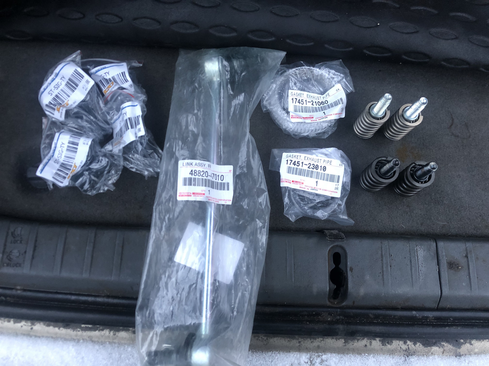 Гнил выхлоп и стучали кости стаба — Toyota Prius (20), 1,5 л, 2008 года ...