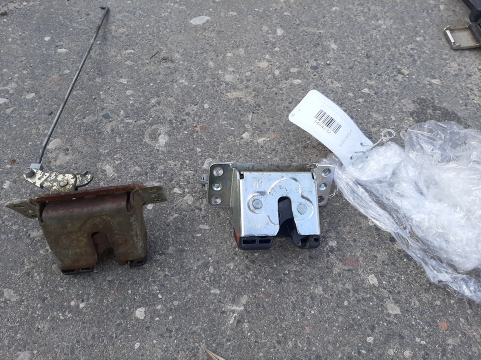 37. Замена замка крышки багажника — Opel Zafira A, 2,2 л, 2002 года ...