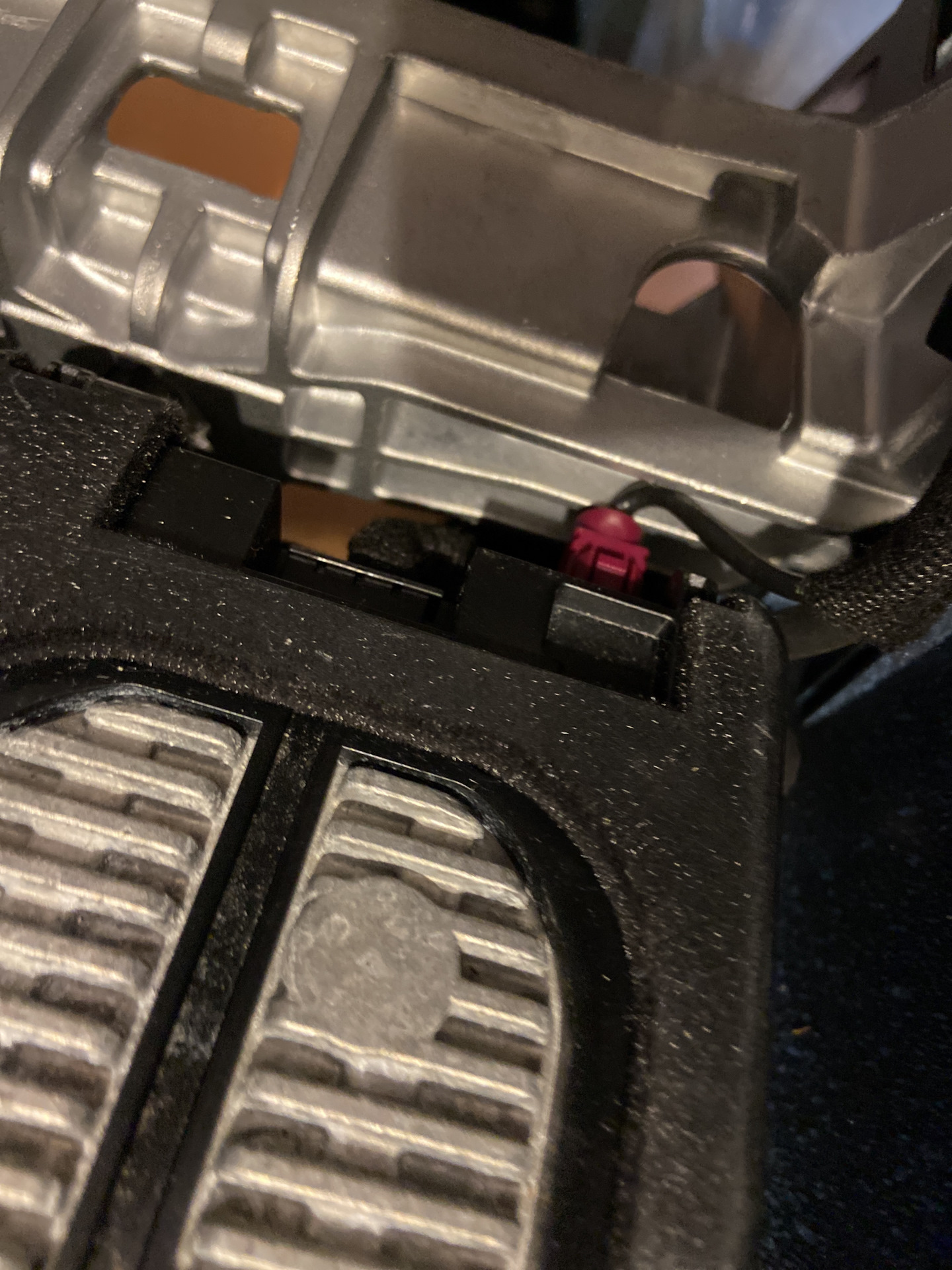 Установка беспроводной зарядки QI — Audi Allroad (C7), 3 л, 2016 года ...