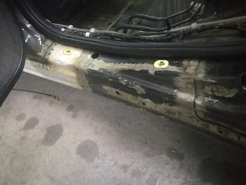 Замена натяжителя ремня генератора и ремня генератора — Volkswagen Golf ...