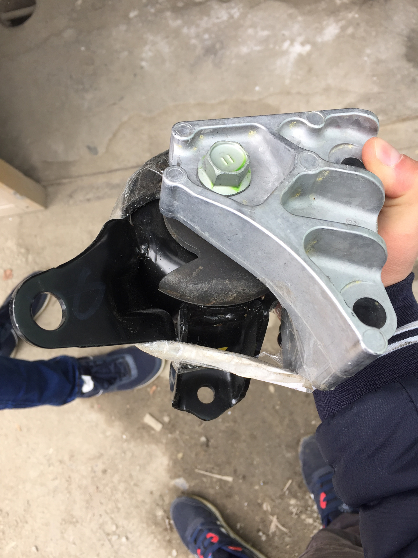 Правая, левая и задняя подушки двс, молдинг левый — Toyota Avensis II ...