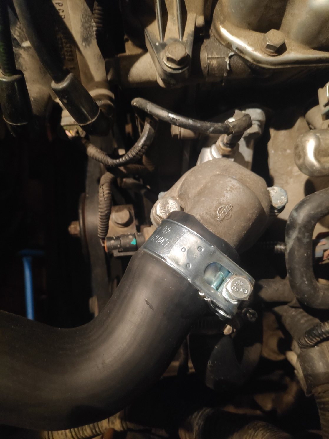 Замена верхнего подводящего патрубка радиатора — Great Wall Hover, 2 л ...