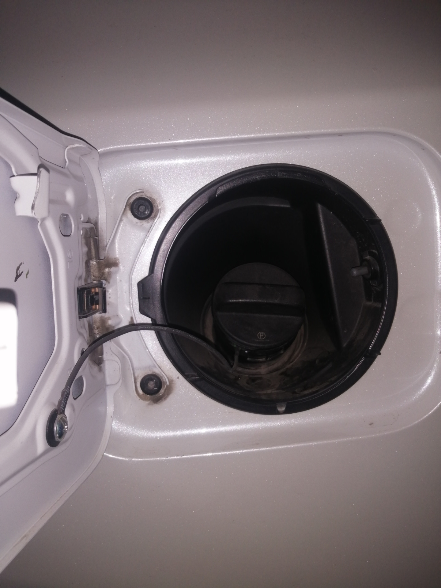 Поводок крышки бензобака — — Toyota Camry (XV50), 2,5 л, 2015 года ...