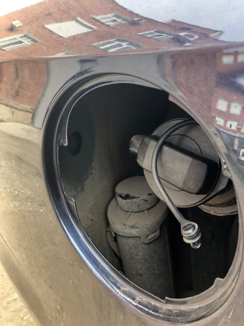 Замена привода лючка бензобака Hans Pries116 259 755 — Volkswagen Polo ...