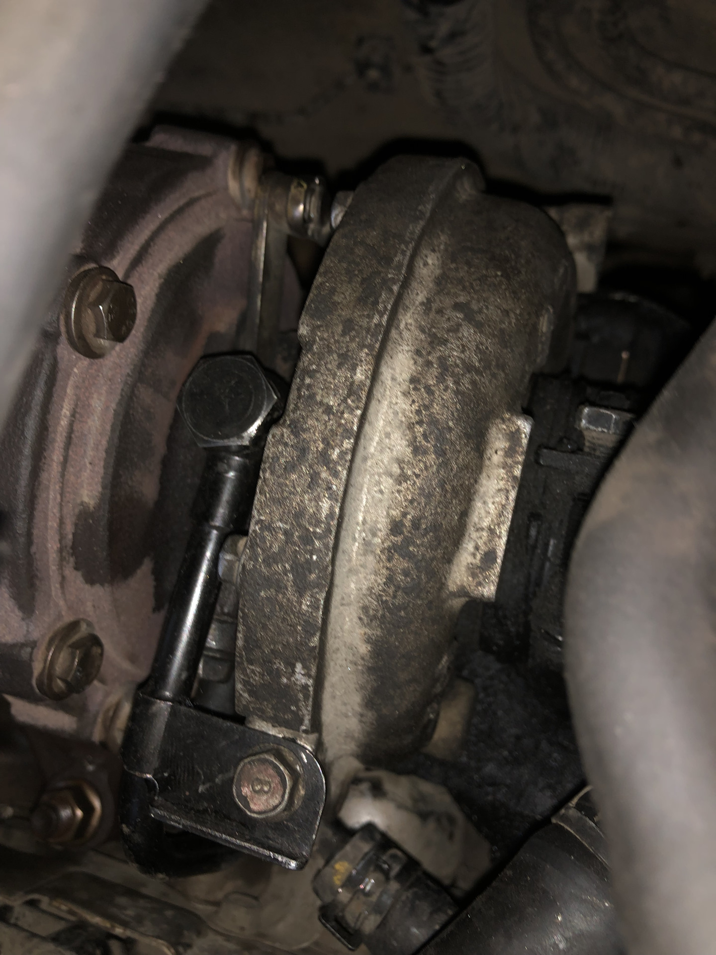 Замена трубки подачи масла в турбину — Hyundai Santa Fe (2G), 2,2 л ...