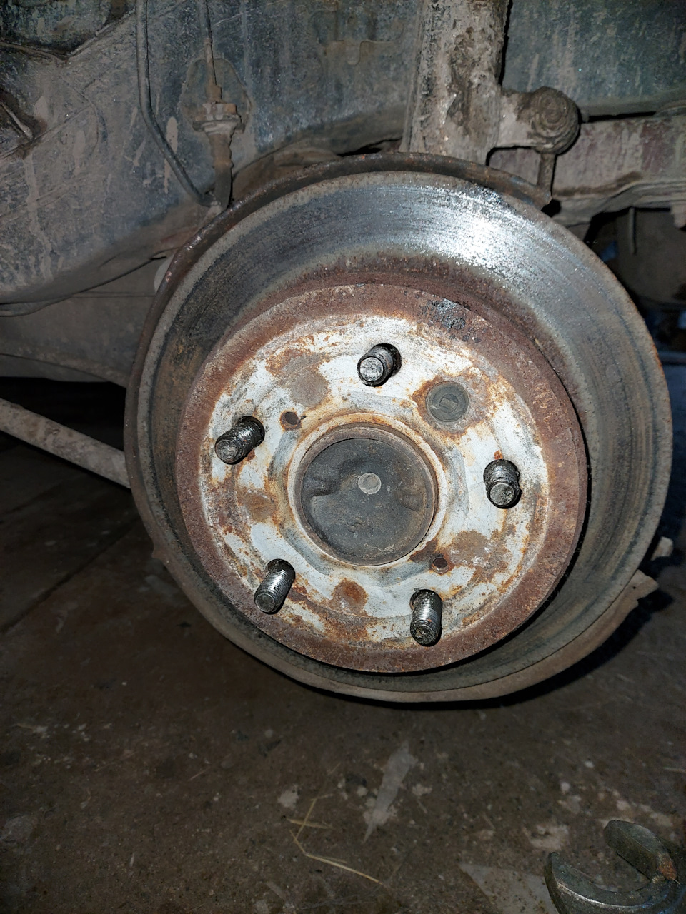 Задние тормозные диски и колодки — Toyota Camry (XV20), 2,2 л, 2001 ...