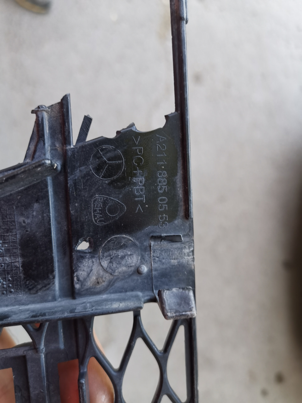 A2118850553 Решетка декоративная бампера переднего Mercedes | Запчасти ...