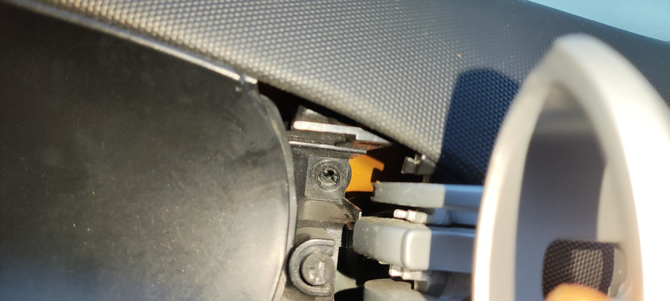 5. Приводим в порядок двери. Ограничители, крепеж, дефлекторы, ручки ...