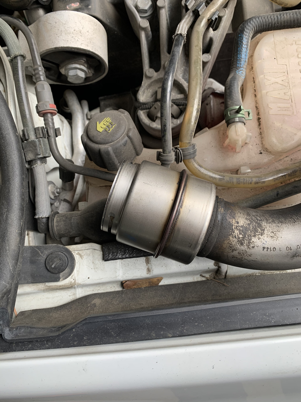 Лопнул хомут патрубка с турбины — Renault Laguna III, 1,5 л, 2010 года ...