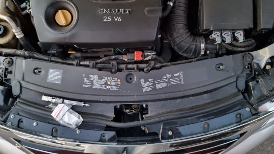Небольшой ремонт решетки радиатора — Renault Latitude, 2,5 л, 2012 года ...