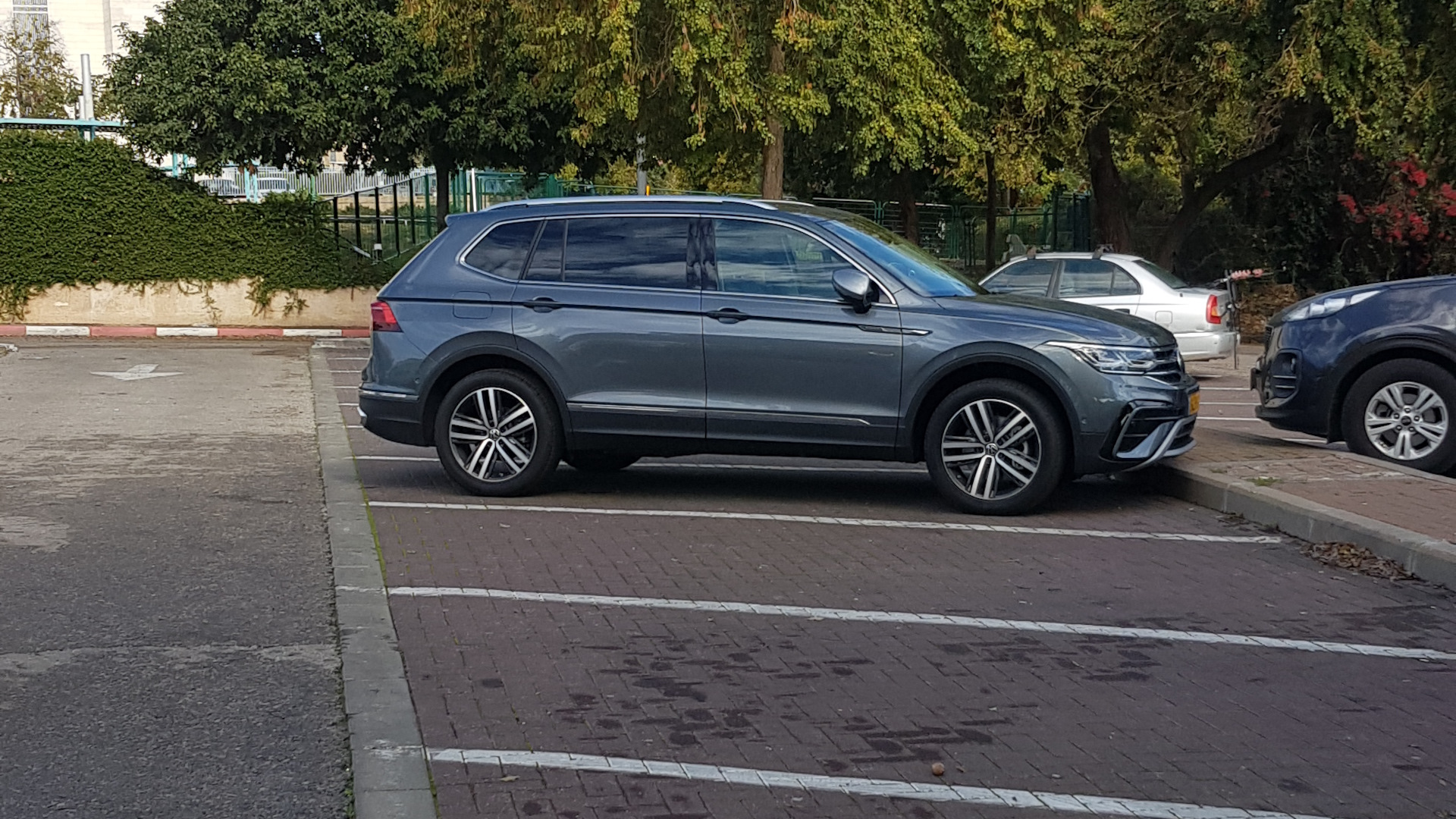 Volkswagen Tiguan Allspace 2.0 бензиновый 2022 | PLATINUM GREY BULLET ...