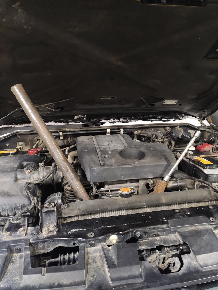 Замена шкива коленвала 4M41 — Mitsubishi Pajero (4G), 3,2 л, 2008 года ...