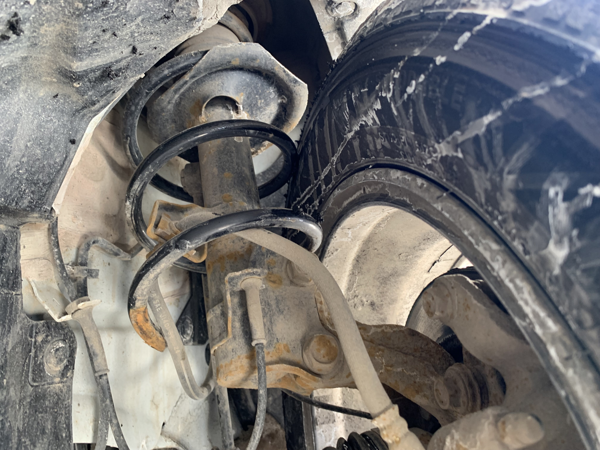 Лопнула пружина передней стойки — Nissan Tiida (1G), 1,6 л, 2010 года ...