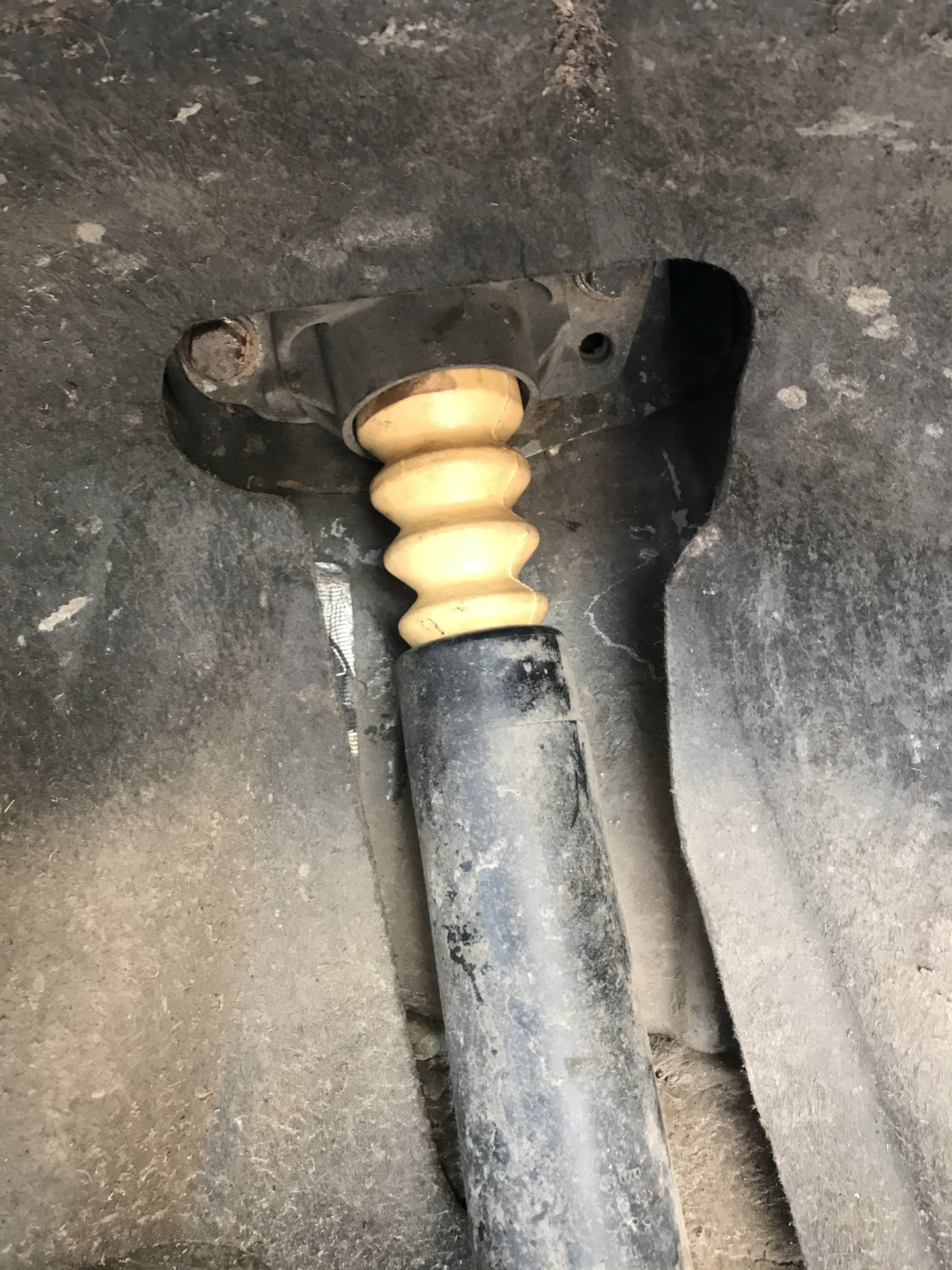 Замена отбойников и сайлентблока — Volkswagen Golf Mk5, 1,6 л, 2005 ...