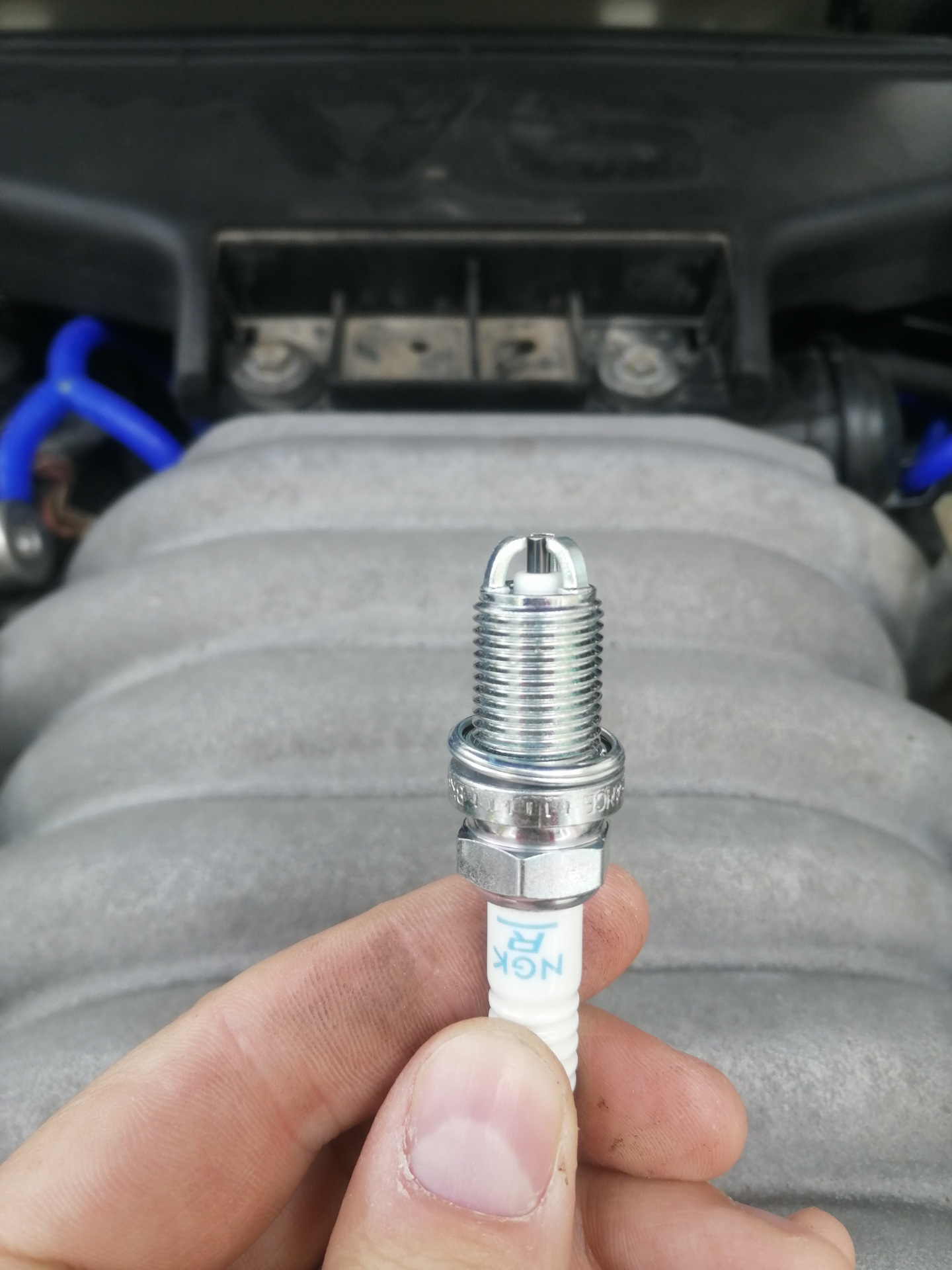 #18 Замена свечей зажигания — Audi A6 (C4), 2,8 л, 1995 года | своими ...