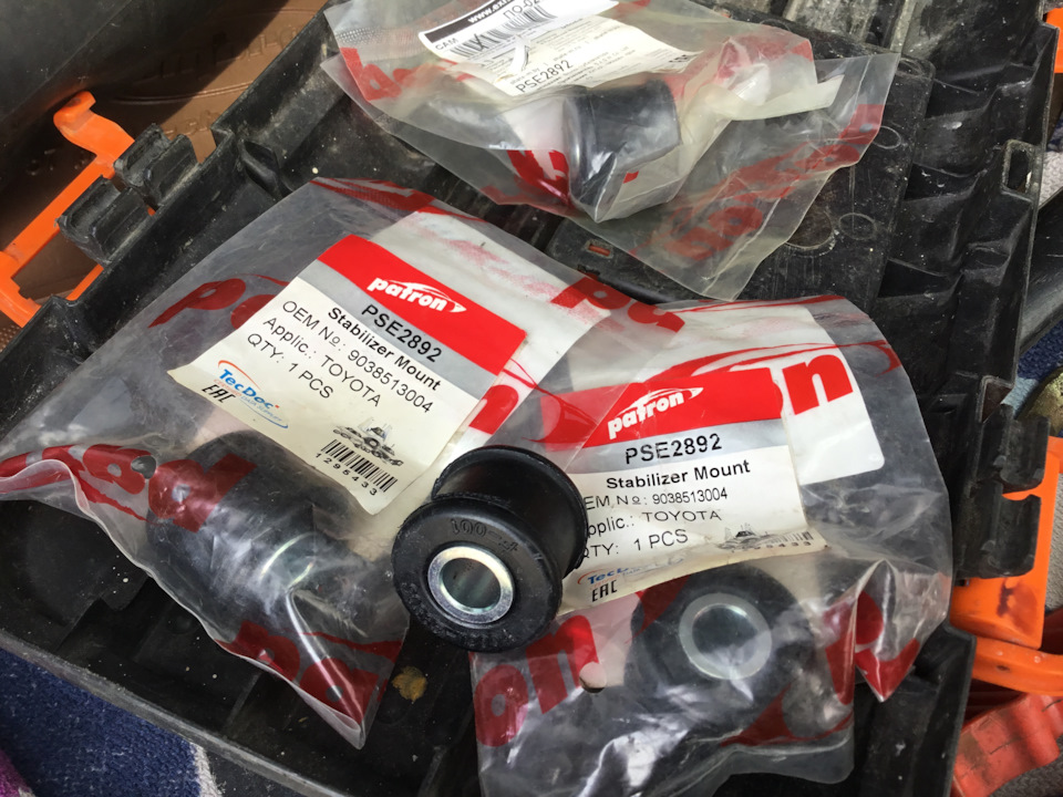 Полукалхозинг заднего стабилизатора Хайс Н100 — Toyota HiAce (H100), 2 ...